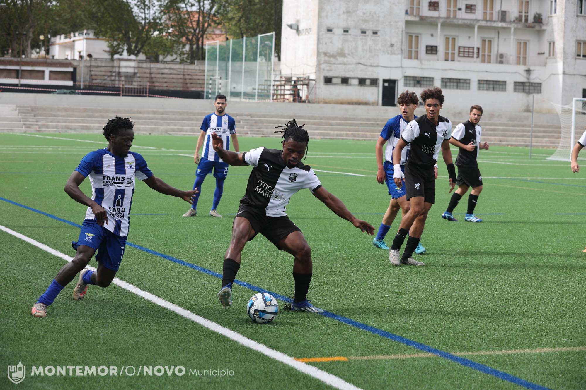 Montemor-o-Novo: Novo relvado do campo de Futebol de 11 do 1.º de Maio ...